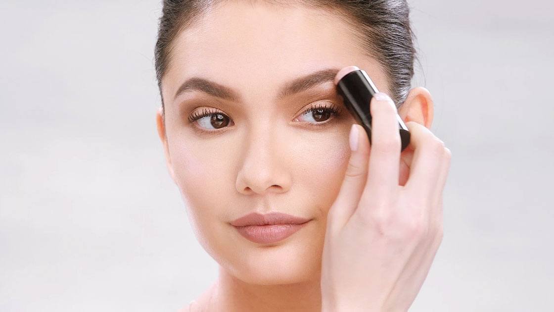 Highlighter Makeup Trend: How to Get Glowing Skin - Maybelline